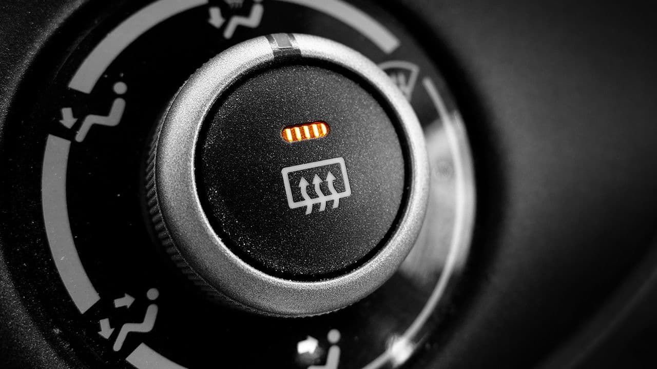 Buée sur le pare-brise et les vitres : comment s’en débarrasser